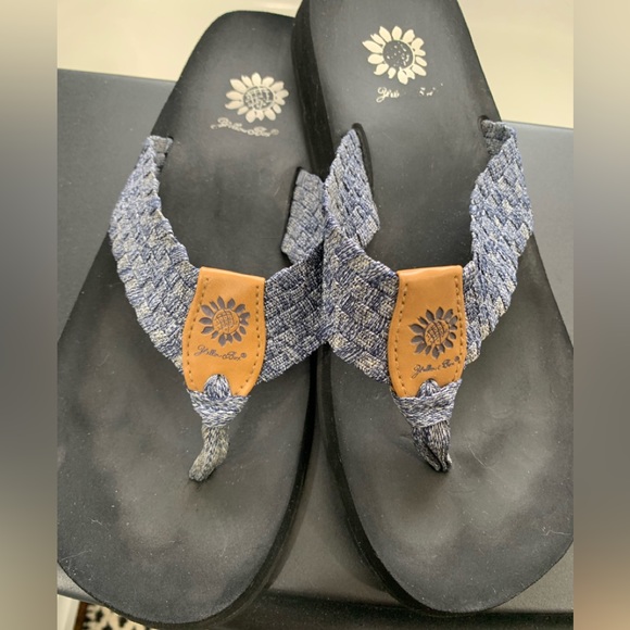 Yellow Box | Shoes | Yellow Box Flip Flops Size 8 | Poshmark